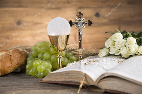 Eucaristía símbolo de pan y vino cáliz y anfitrión Primera