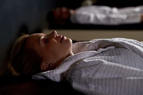 스파에서 휴식을 취하는 목욕 가운을 입은 여성의 측면 전망 목욕 가운에 대한 스톡 사진 및 기타 이미지 목욕 가운 누워있기