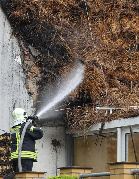 Blitz Eingeschlagen Haus Mit Reetdach Brennt Ab MOPO
