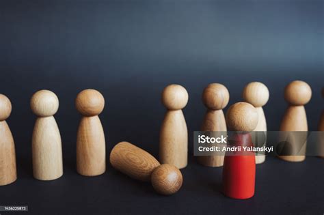 지도자의 가장 강한 도덕적 압력은 부하 직원을 훼손합니다 공격적인 독성 작업장 환경 폭정 스트레스 신경 쇠약 가장 엄격한 규율 약한 링크 차별 공격성에 대한 스톡 사진 및