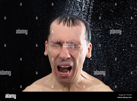 Homme sous la douche Banque de photographies et dimages à haute résolution Alamy