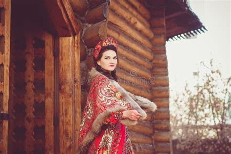Красивая русская девушка в национальном костюме Стоковое Фото