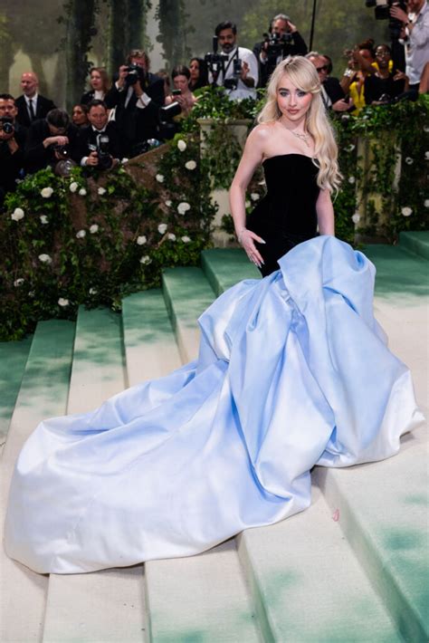 Les Plus Beaux Looks De Sabrina Carpenter En 2024 Magazine Elle