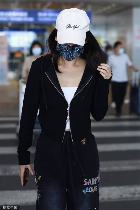 张嘉倪白抹胸配外套气质干练优雅 锁骨线条很吸睛 搜狐大视野 搜狐新闻