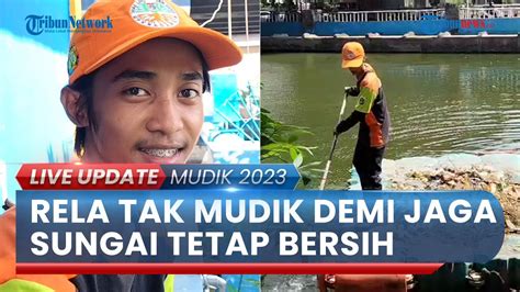Kisah Farhan Rahmat Rela Tidak Mudik Ke Kuningan Demi Bersihkan Sampah