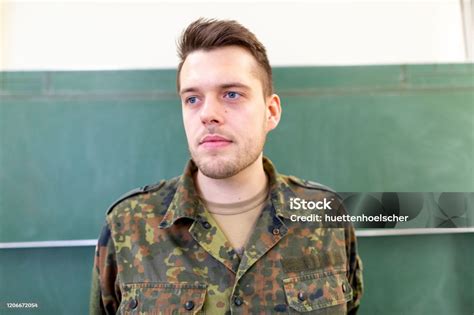 독일 군인이 교실에 서 있다 독일어 단어 Bundeswehr 독일 군대를 의미한다 독일 연방군에 대한 스톡 사진 및 기타 이미지