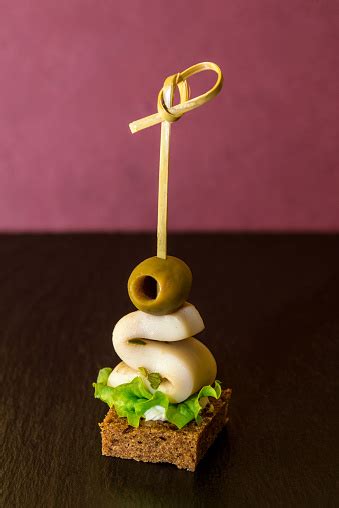 회색 배경에 작은 꼬치에 고기와 맛있는 카나페 수직 프레임 고기에 대한 스톡 사진 및 기타 이미지 고기 돼지고기 미식가