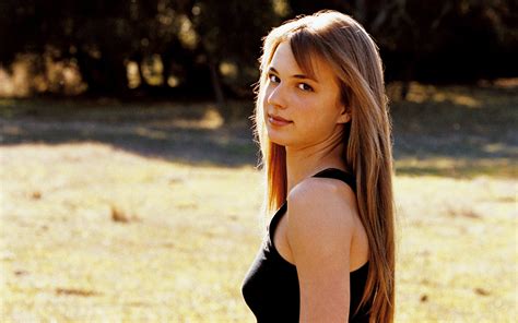 Emily Emily Vancamp Wallpaper 9007868 Fanpop