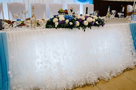 연회장에서 꽃과 녹지 촛불의 구성으로 장식 축제 테이블 결혼식 파티에 연회 영역에서 테이블 신혼 부부 세련 된 블루 웨딩 개념에