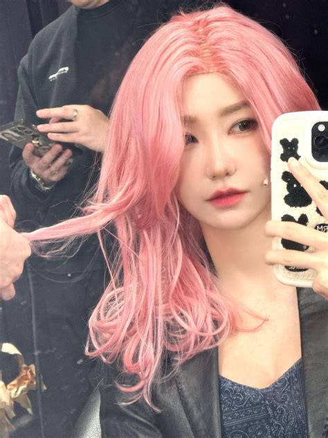 Qwer 커뮤니티 포스트 최근에 게임캐릭터 코스프레를 했어요 ㅎㅎ어때 오늘은 재활운동 집정리 노래녹음을 했다요 나기특하지