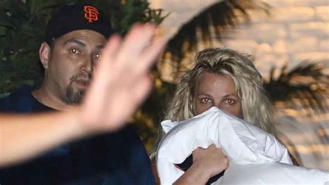 Britney Spears Es Captada Semidesnuda Envuelta En Una Manta Y Escoltada Por Seguridad LOS EC