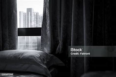 현대적인 침실에는 흰색 컴포트 침대와 부드러운 베개가 있습니다 호텔의 창문과 커튼 근처에 침대가 있습니다 린넨 침대 시트와 베개 케이스 침실 인테리어 디자인입니다 호텔 의