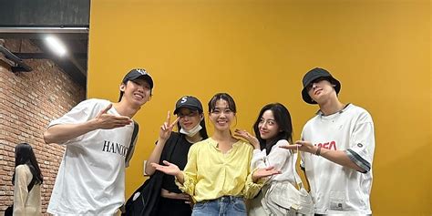 Astro チャウヌ＆ムン・ガヨンも！「女神降臨」メンバーが集結イム・セミの演劇を観覧 Kstyle