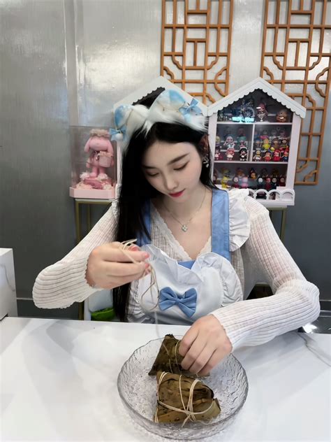 Helping The Housemaid Reach Climax In Her Tiny Apron Yome／sugar／杨晨晨