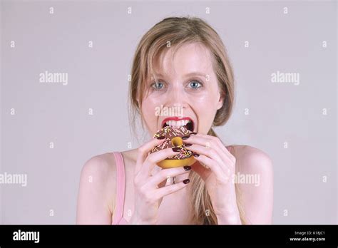 Jeune Femme Avec La Bouche Ouverte Banque De Photographies Et Dimages