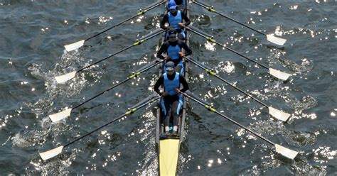 훈련 매진하는 조정 선수들