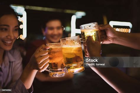 새해 축제 야간 양조장에서 야외에서 맥주를 마시는 아시아 친구들 바 카운터에 대한 스톡 사진 및 기타 이미지 바 카운터 밤