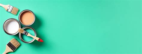 트렌디 한 녹색 배경에 브러시와 오픈 페인트 캔을 페인트 상단 보기 복사 공간 아파트에 대한 리노베이션 수리 건물 및 주택 설계