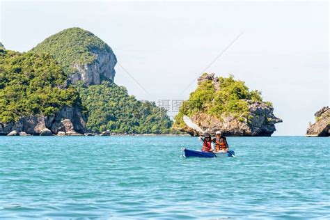 乘船游览岛屿周围的皮划艇高清图片下载 正版图片 摄图网