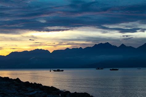 격리 경치 경치가 좋은 고요한 나무 나뭇잎 낚시 다낭 도시 풍경 도시의 목가적인 물 바다 바다 경치 바다의 반사 베트남 보트 수평선 스카이