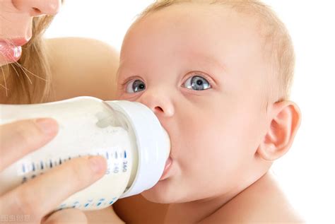 母乳、配方奶喂养的便便什么样？迪思莱特乳糖酶为乳糖不耐受宝宝健康添动力！大便