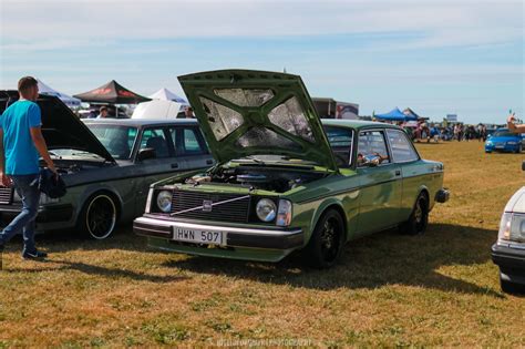 обои Josefin Dagmyr Volvo 240 Швеция Hood Car Трава Зеленые