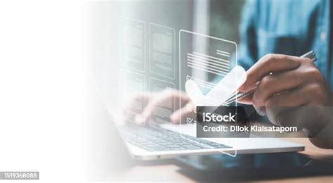 펜을 사용하여 온라인 승인을 위해 가상 문서의 올바른 기호 표시를 체크하는 사업가는 종이 없는 품질 보증 및 Erp 관리 개념을 승인합니다 가상현실에 대한 스톡 사진 및