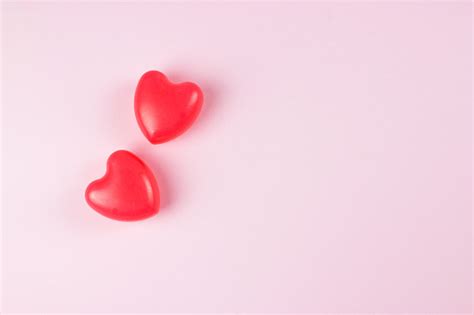 붉은 마음은 분홍색 파스텔 배경에 놓여 있습니다 발렌타인 데이의 개념 가족 행복한 부부 공간을 복사합니다 발렌타인 데이 인사말
