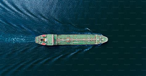 공중 평면도 바다의 정유소에서 기름을 운송하기 위한 유조선 사진 Unsplash의 배 이미지