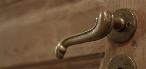 How To Lock Storm Door 10 Easy Steps 2025