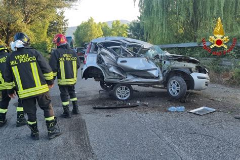 Auto Si Scontra Col Trattore Sulla Strada Provinciale Si Ribalta E Si Accartoccia Ferita Donna