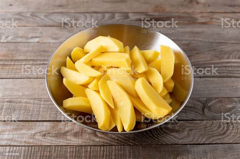 나무 테이블 감자 튀김에 요리 할 준비가 된 그릇에 다진 생 감자 웨지 감자에 대한 스톡 사진 및 기타 이미지 웨지 감자 자르기 날것 Istock
