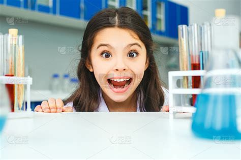 小孩子在学校的实验室里学习