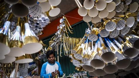 Muncul Penjual Terompet Musiman Jelang Tahun Baru