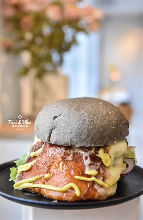 台中｜艾初早午餐：日系美拍玻璃屋平價早午餐！必吃經典竹炭黑皮堡、艾福堡 輕旅行
