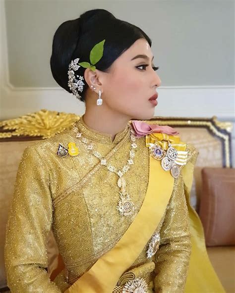 สมเด็จพระเจ้าลูกเธอเจ้าฟ้าสิริวัณณวรีนารีรัตน์ฯ กระโปรงสั้น คนสวย