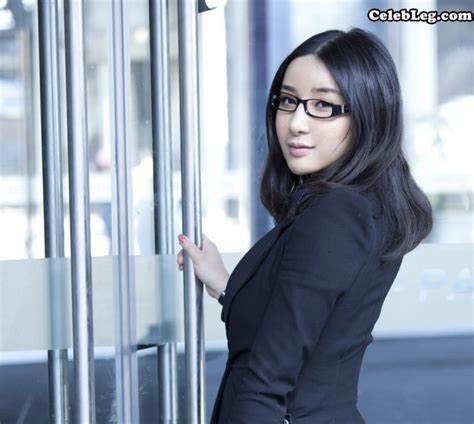 戴眼镜的女秘书王羽墨长腿外拍（1523） 图片 名腿网