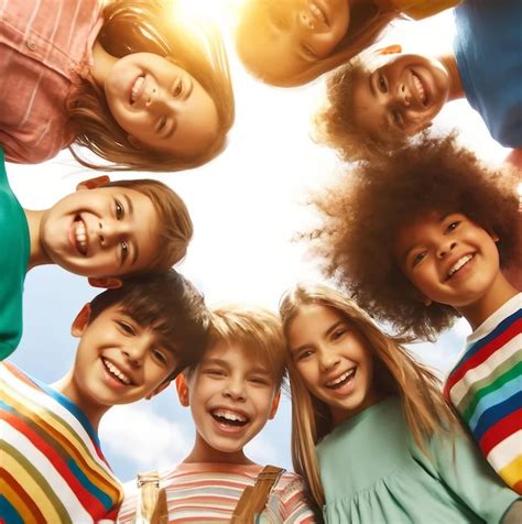 Niños felices sonriendo en un círculo brillante Vector Premium