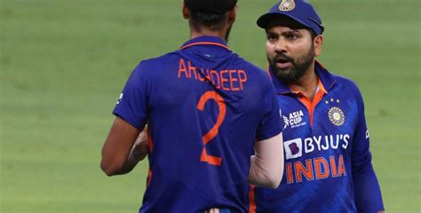 Asia Cup Rohit Sharma Ignores Arshdeep Singh Suggestion During Sri