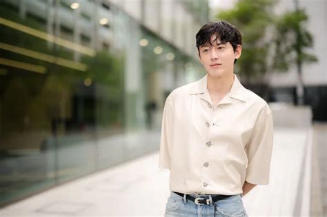『王女ピョンガン』で話題の韓国俳優イ・ジフン密着撮り下ろし！最新主演作はまさかのベッドの下に潜む異常なストーカー⁉（画像48118