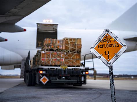 Десять танков ничто в США заявили что Запад оказывает Киеву