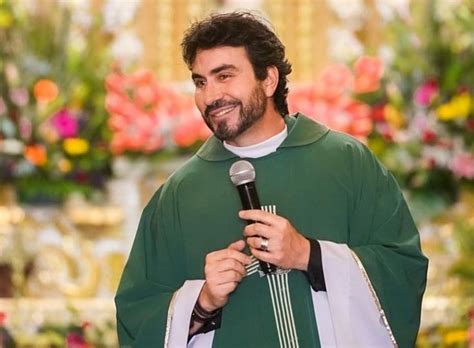 Padres Fábio De Melo E Anderson Gomes Fazem Show Na Praça Do Papa Hz