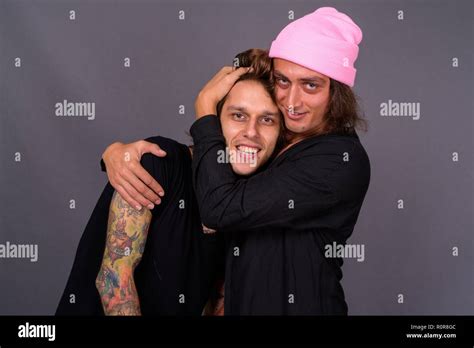 Jeune Couple Homosexuel Calin Banque De Photographies Et Dimages Haute R Solution Alamy