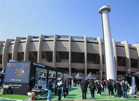 2023 LCK 스프링 결승전 현장 찾은 e스포츠 팬들 연합뉴스