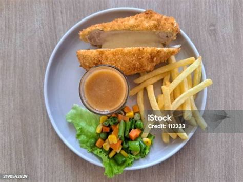 바삭한 치킨 필레 고기 감자 튀김 및 믹스 야채를 곁들인 맛있는 바삭한 치킨 모짜 버섯 음식 메뉴 평면도 0명에 대한 스톡 사진 및 기타 이미지 Istock