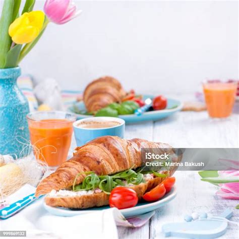 흰색 바탕에 맛 있는 봄 아침 식사입니다 신선한 튤립 꽃다발입니다 소형 및 대형 착 색된 부활절 달걀입니다 오트밀 커피의 신선한 열매 부활제에 대한 스톡 사진 및 기타