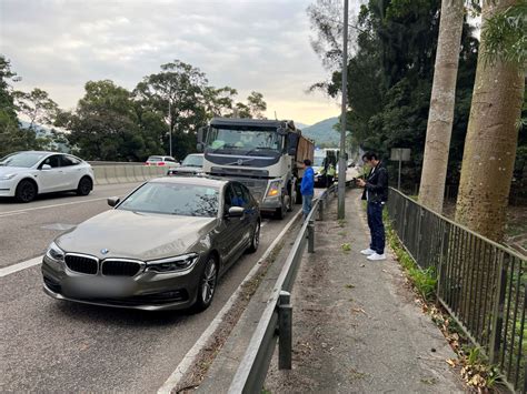 沙田獅子山隧道公路寶馬遭泥頭車撞車尾 女司機輕傷送院 星島日報
