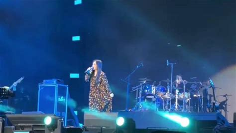 徐佳莹在演唱会上说“我回来上班了，不会再生孩子了”徐佳莹演唱会新浪新闻