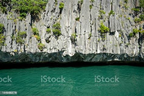 동남아시아의 베트남 깟바 섬의 열대 낙원을 통해 접근 할 수있는 숨막히는 Lan Ha Ha Long Bay 0명에 대한 스톡