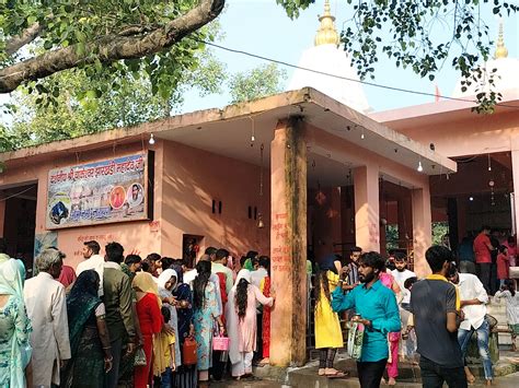 Shiva Devotees Anointed Lord Shiva With Ganges Water Hailing Har Har